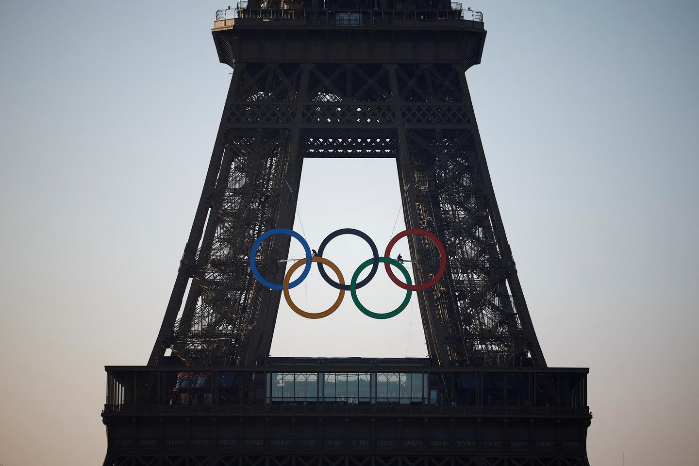 A moins de cinquante jours des JO, les anneaux olympiques accrochés à ...