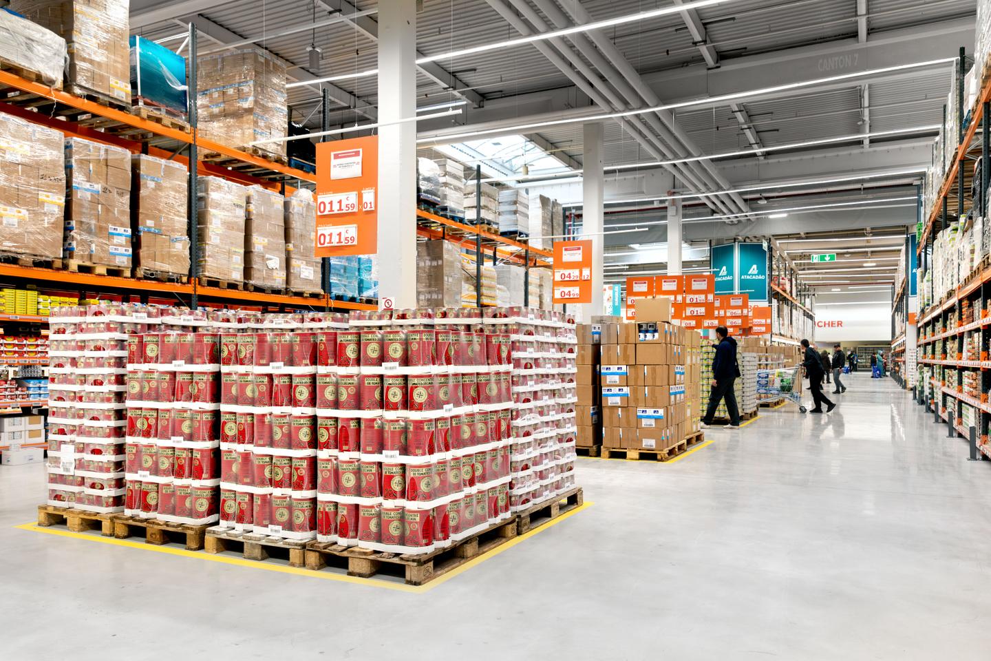 Dans le premier magasin discount Atacadao de France : décor minimal ...