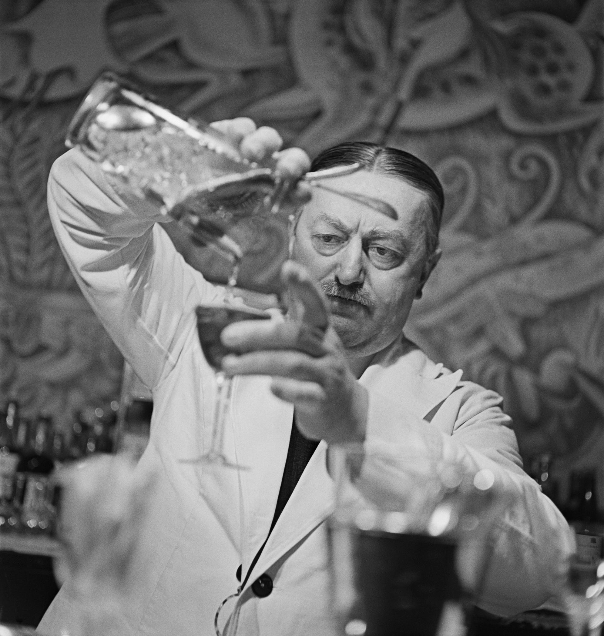 « Le Barman du Ritz », de Philippe Collin : entrer au Ritz, frayer avec ...