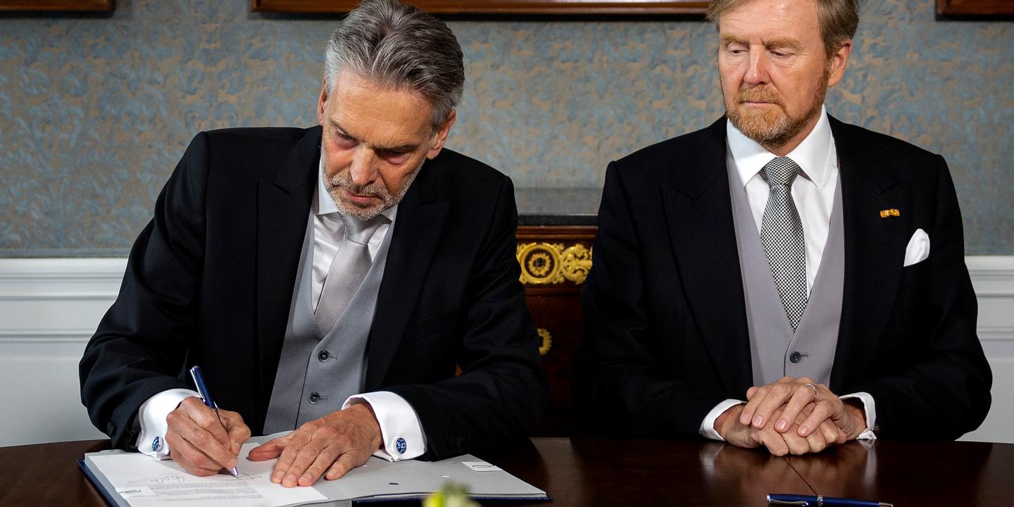 Dutch king swears in a new government seven months after far right won ...