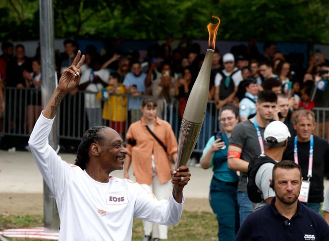 Paris 2024: Snoop Dogg carries the Olympic torch as it nears the end of ...