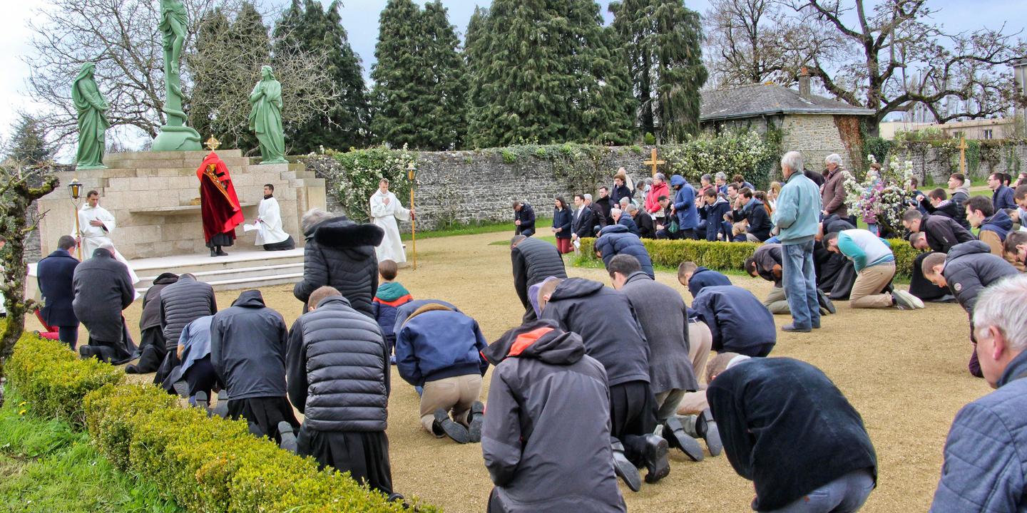 Baisers forcés et « climat abusif » : enquête sur la puissante ...