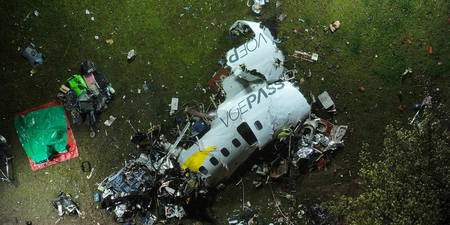 En images : un avion s’écrase avec 61 personnes à bord au Brésil