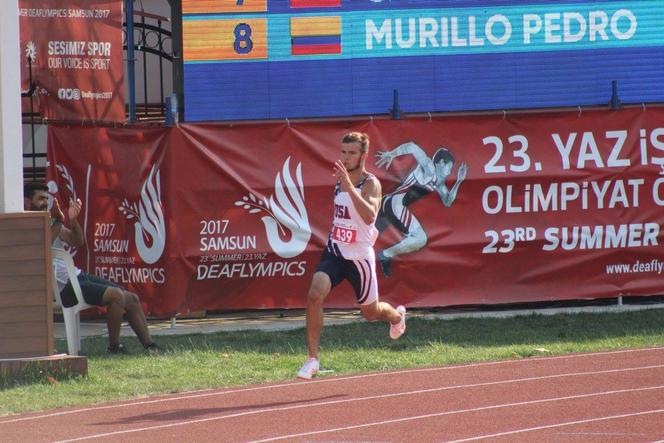 Le sprinteur américain Brady Perry, sourd, vise les Jeux olympiques de ...
