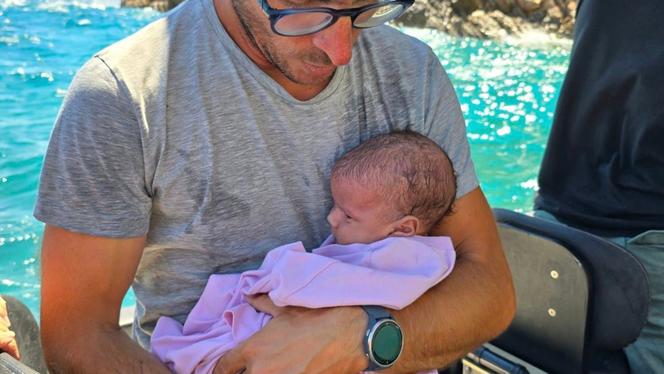 Le sauvetage d’un bébé réfugié émeut la Grèce