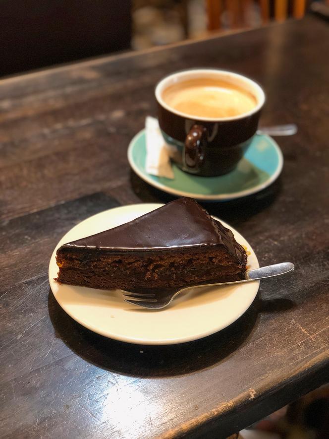 A la Pâtisserie viennoise de Paris, « le moelleux de la sachertorte ...