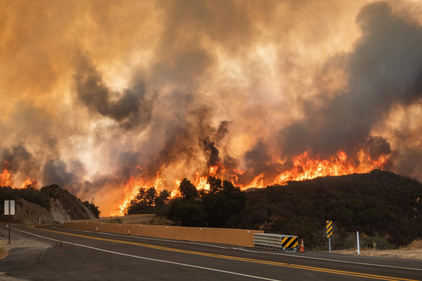 Etats Unis Les Environs De Los Angeles Touchés Par Des Incendies D