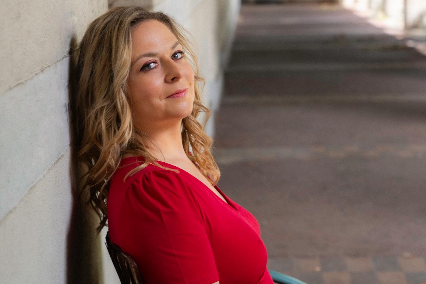 A la Comédie de Paris, l’humoriste Constance rejoue son parcours ...