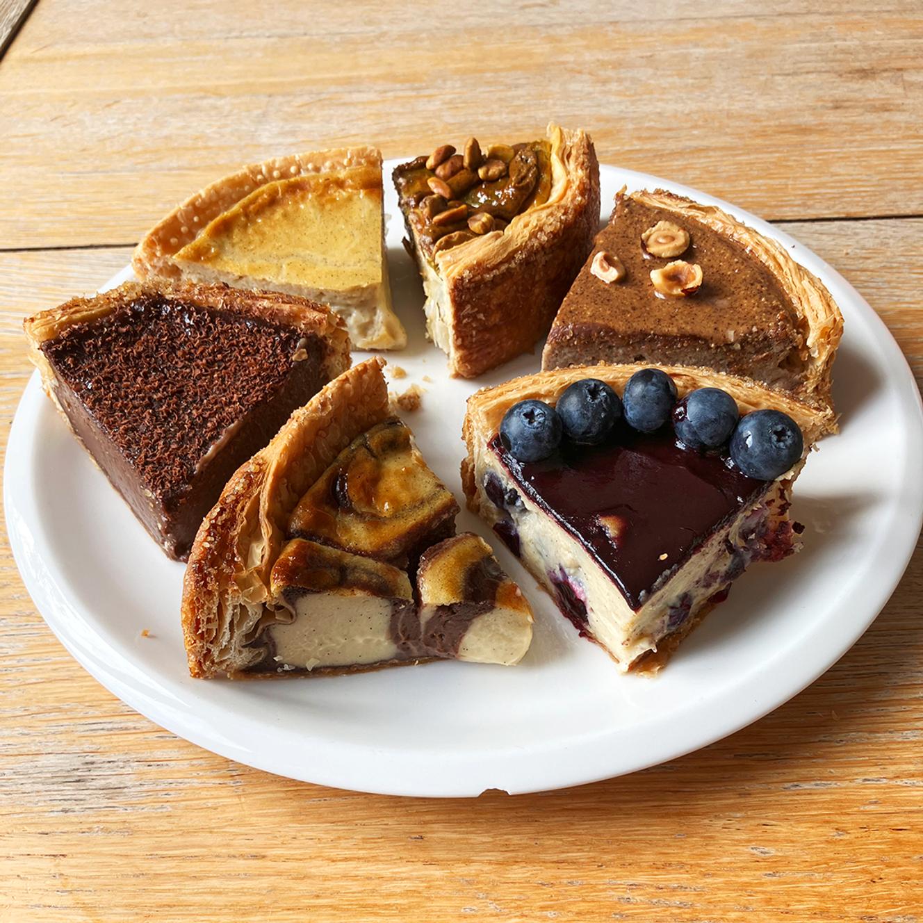 Chez Nèulo, à Paris, « face à ces quarts de flans dodus et colorés, le ...