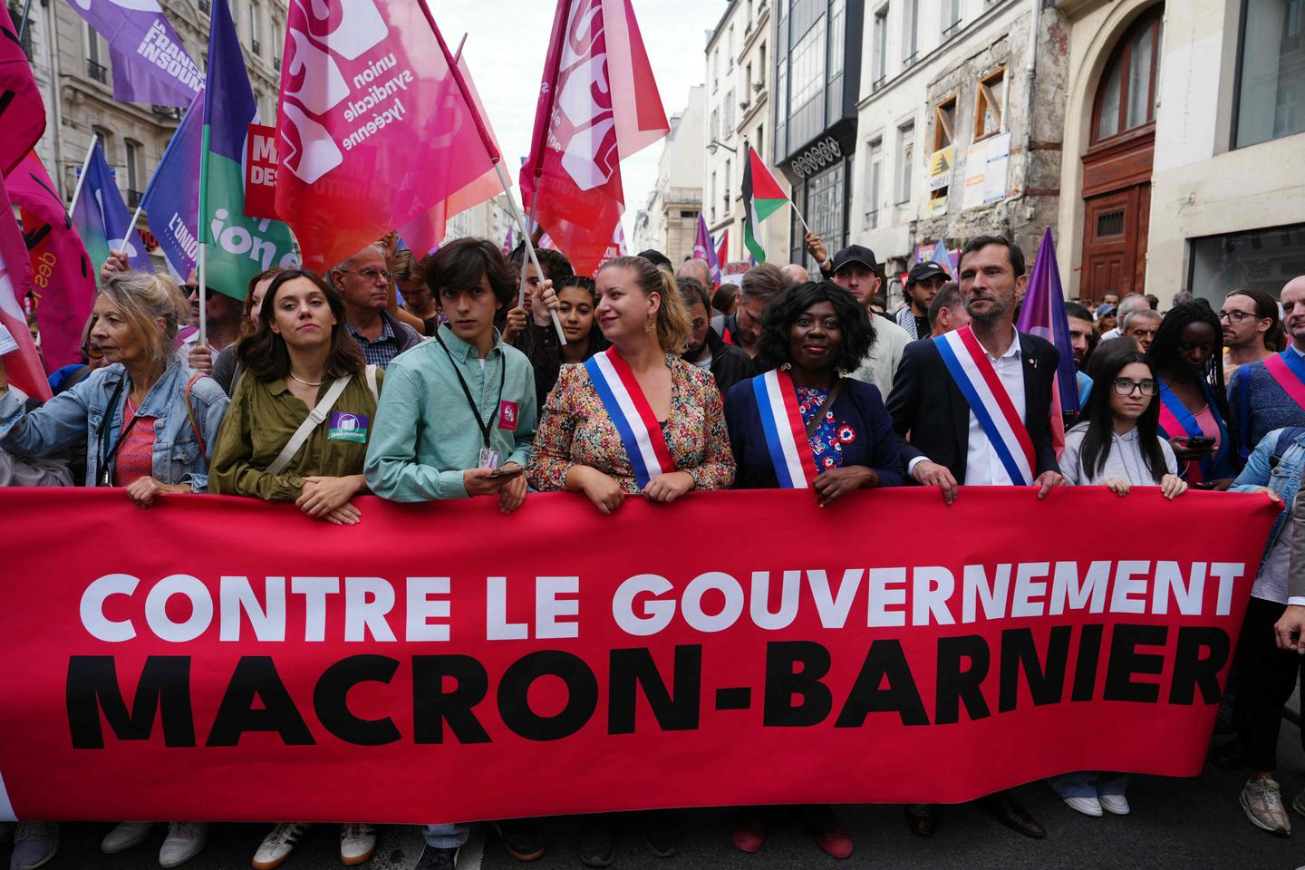 Le Nouveau Front populaire retrouve son unité pour dénoncer le ...