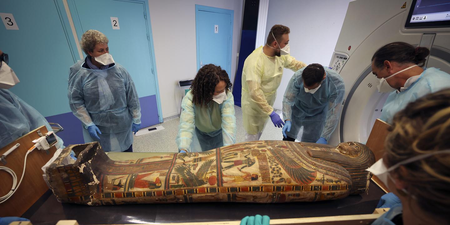 An X-ray scan reveals the secrets of an Egyptian mummy from the Louvre