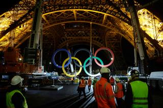 Eiffel tower's Olympic rings removed – for now