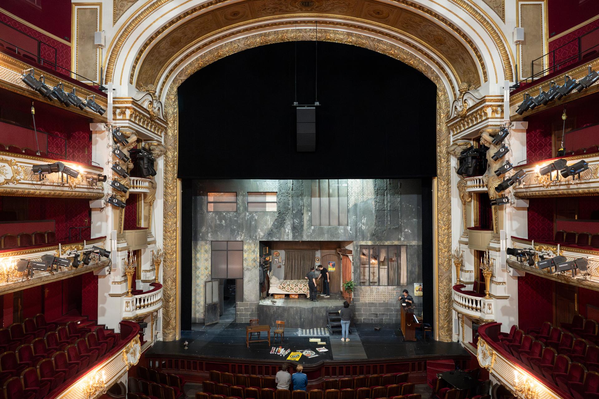 Dans les coulisses de la fabrication des décors du « Suicidé » à la ...