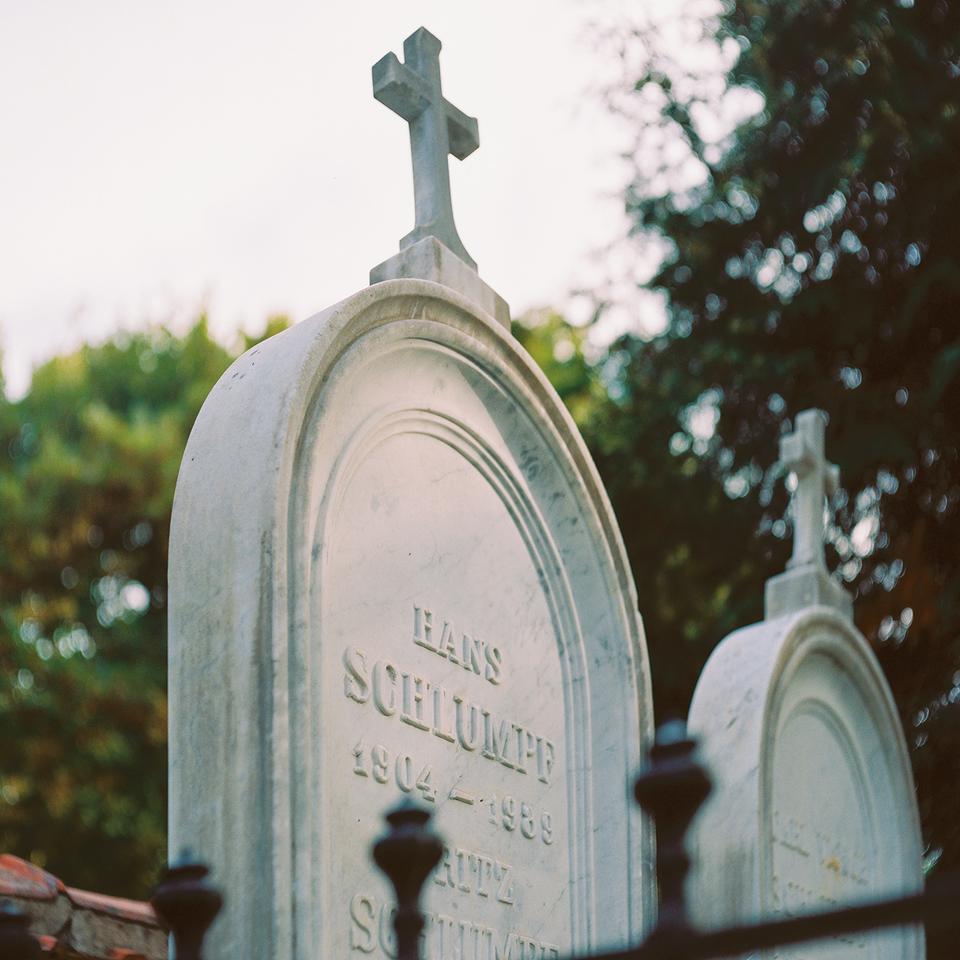 La jeune héritière, la « belle-mère » et les millions dilapidés