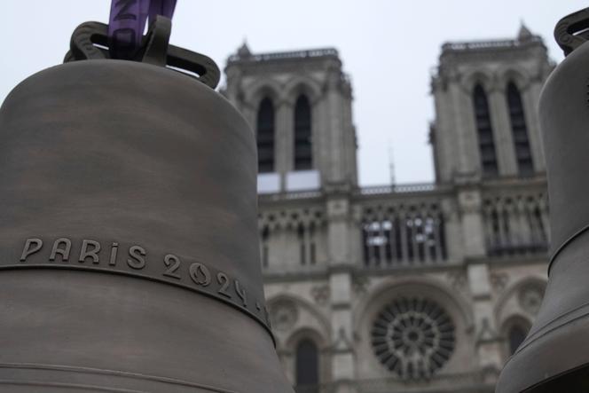 Les cloches de Notre-Dame de Paris retentissent pour la première fois ...
