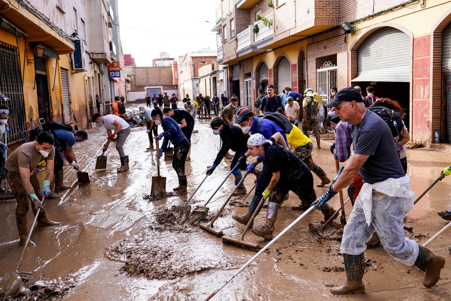 A Valence, en Espagne, un ouvrier qui travaillait à la remise en état d’une école après les ...