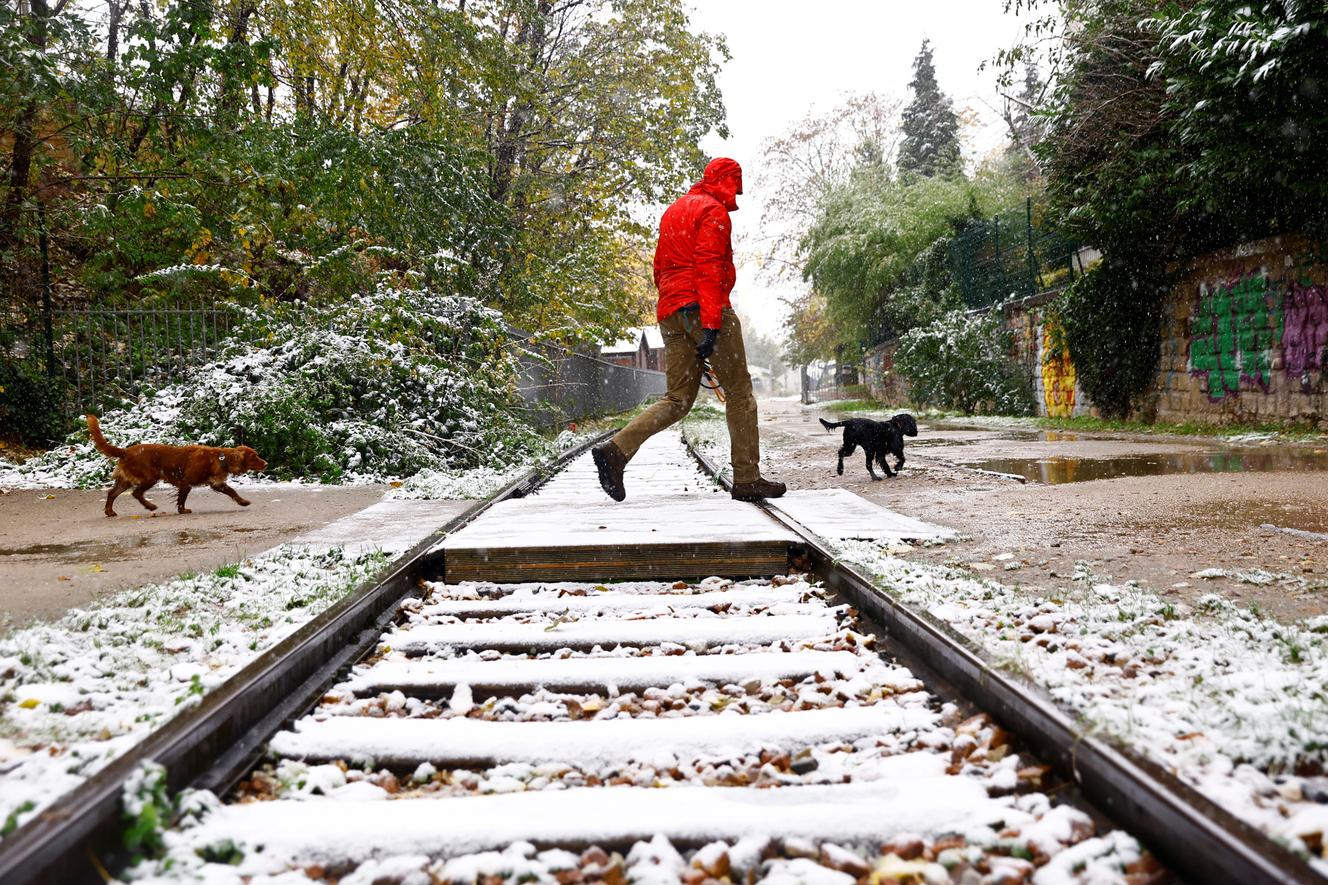 Snow in the city: Parisians wrap up as winter arrives in French capital