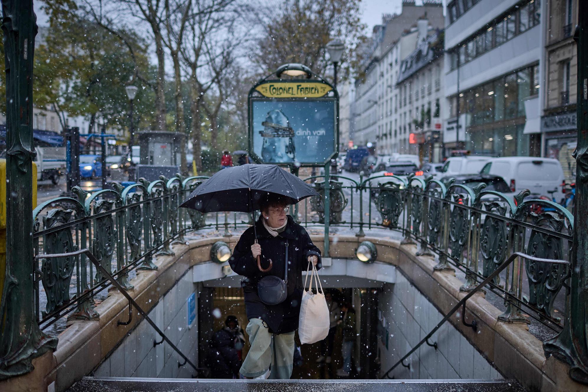 Snow in the city: Parisians wrap up as winter arrives in French capital