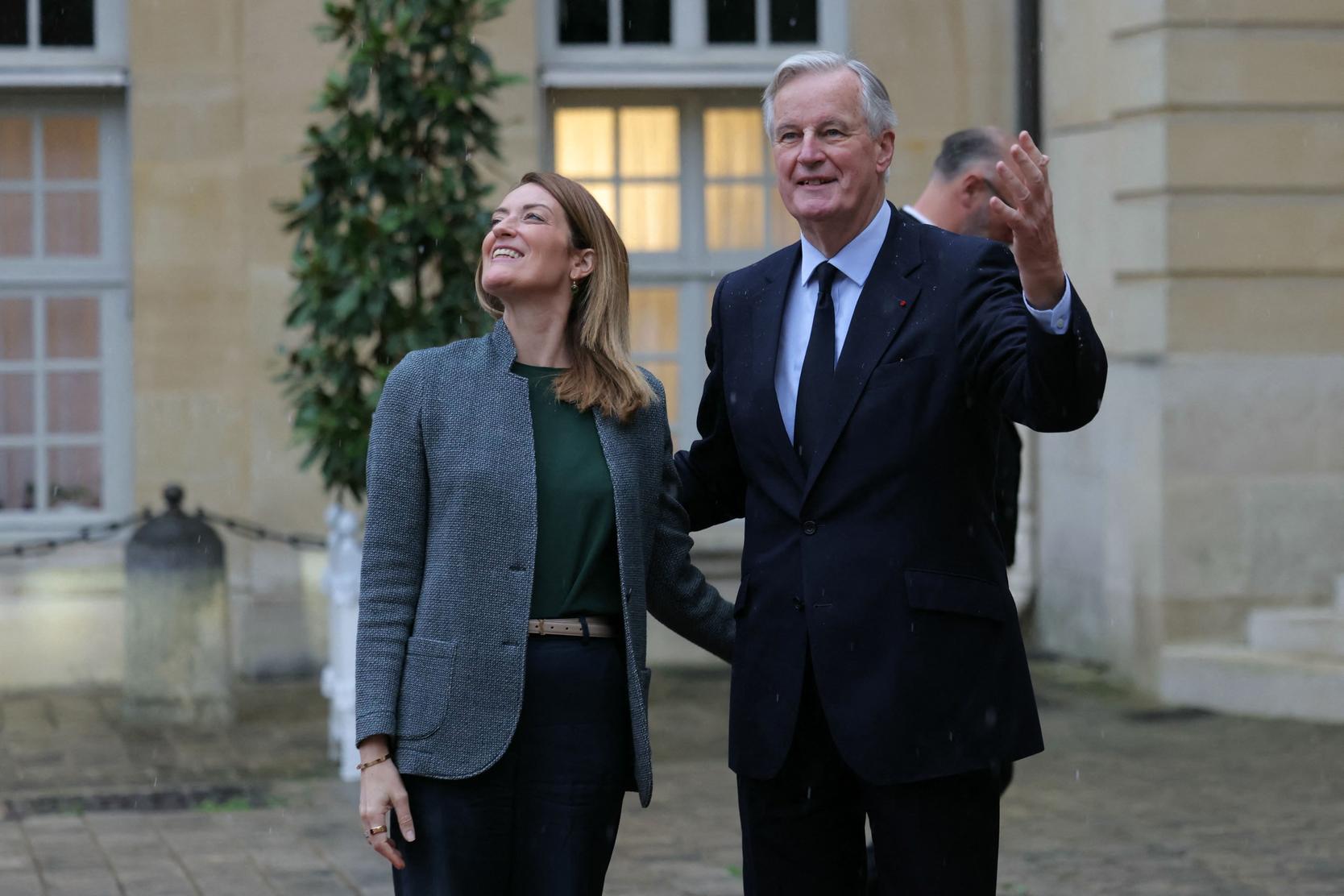 Snow in the city: Parisians wrap up as winter arrives in French capital