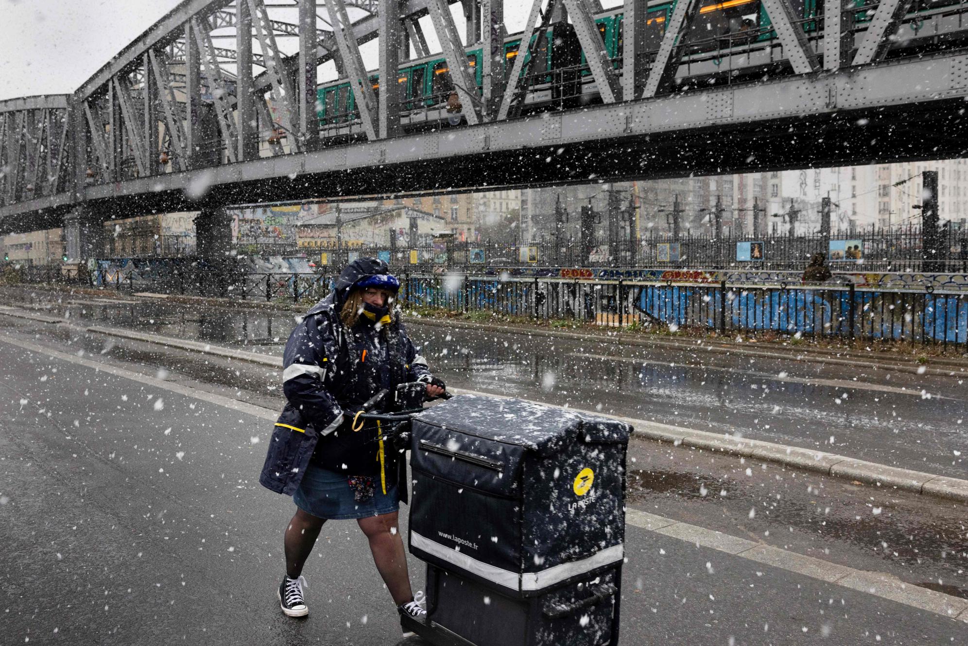 Snow in the city: Parisians wrap up as winter arrives in French capital