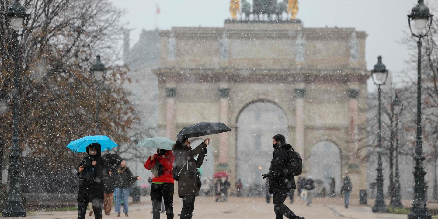 Snow in the city: Parisians wrap up as winter arrives in French capital