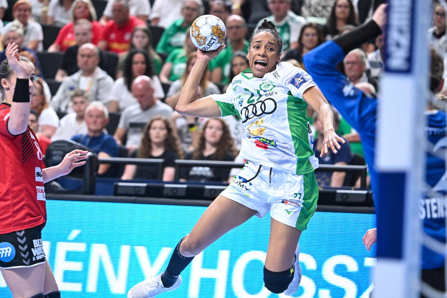 A Györ, au sein du « Real Madrid du handball », les Françaises touchent ...