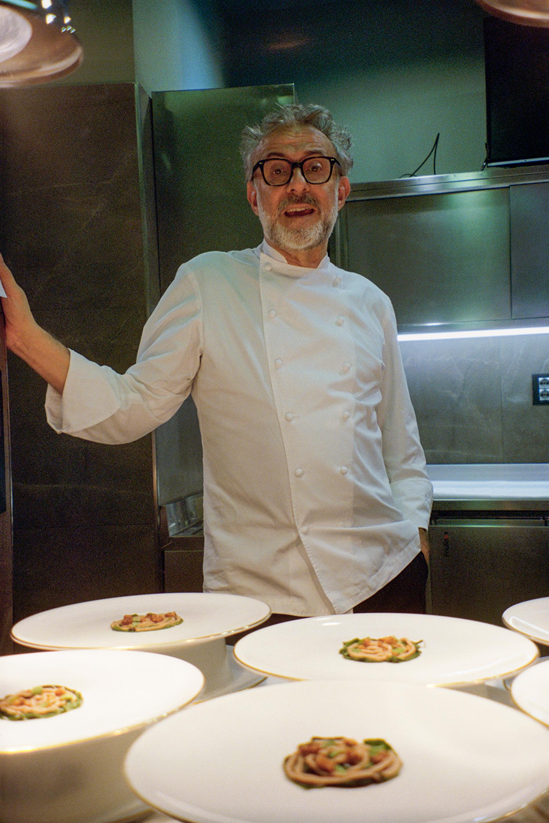 Le chef italien et triplement étoilé Massimo Bottura, un conteur au piano