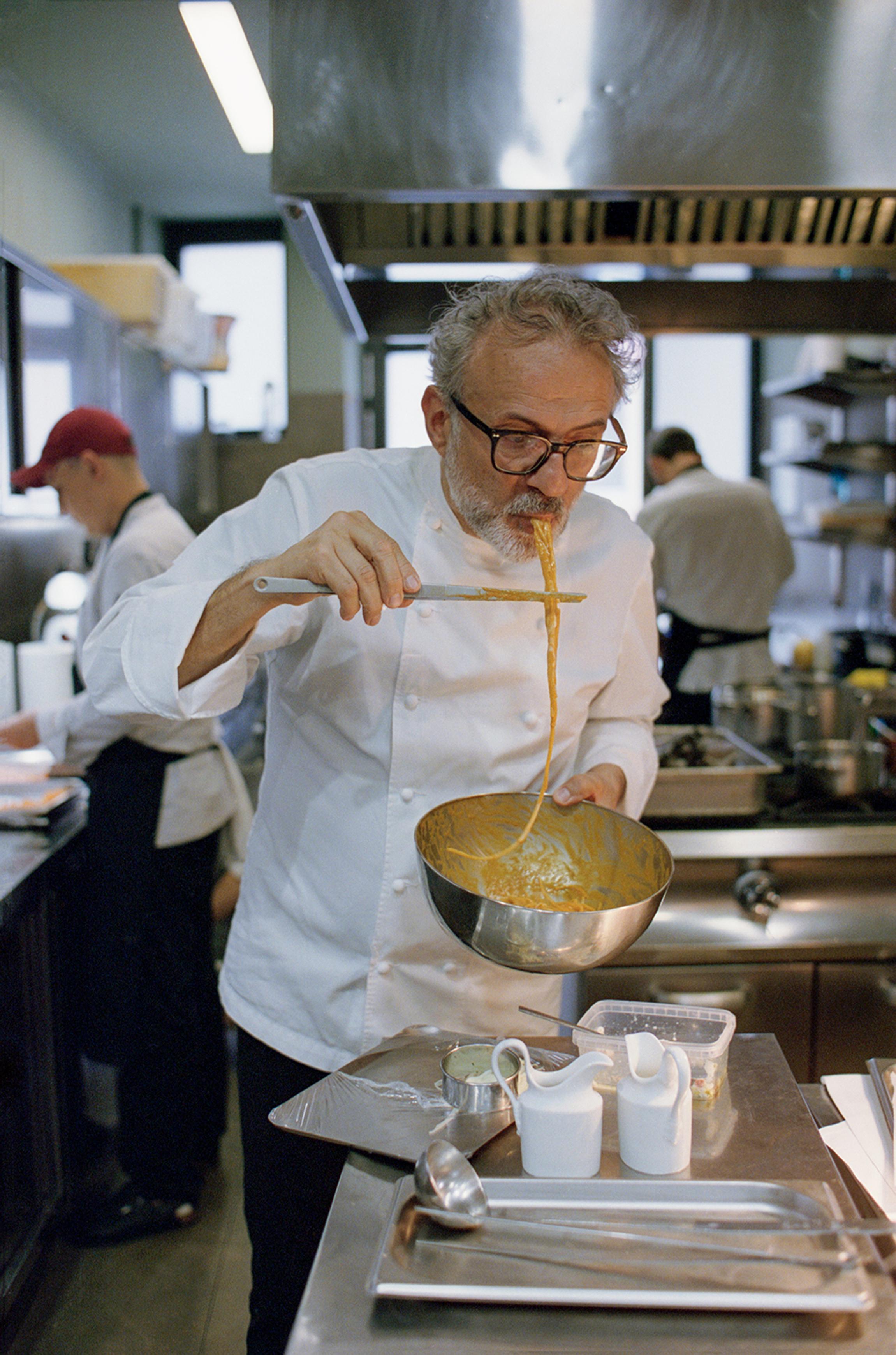 Le chef italien et triplement étoilé Massimo Bottura, un conteur au piano