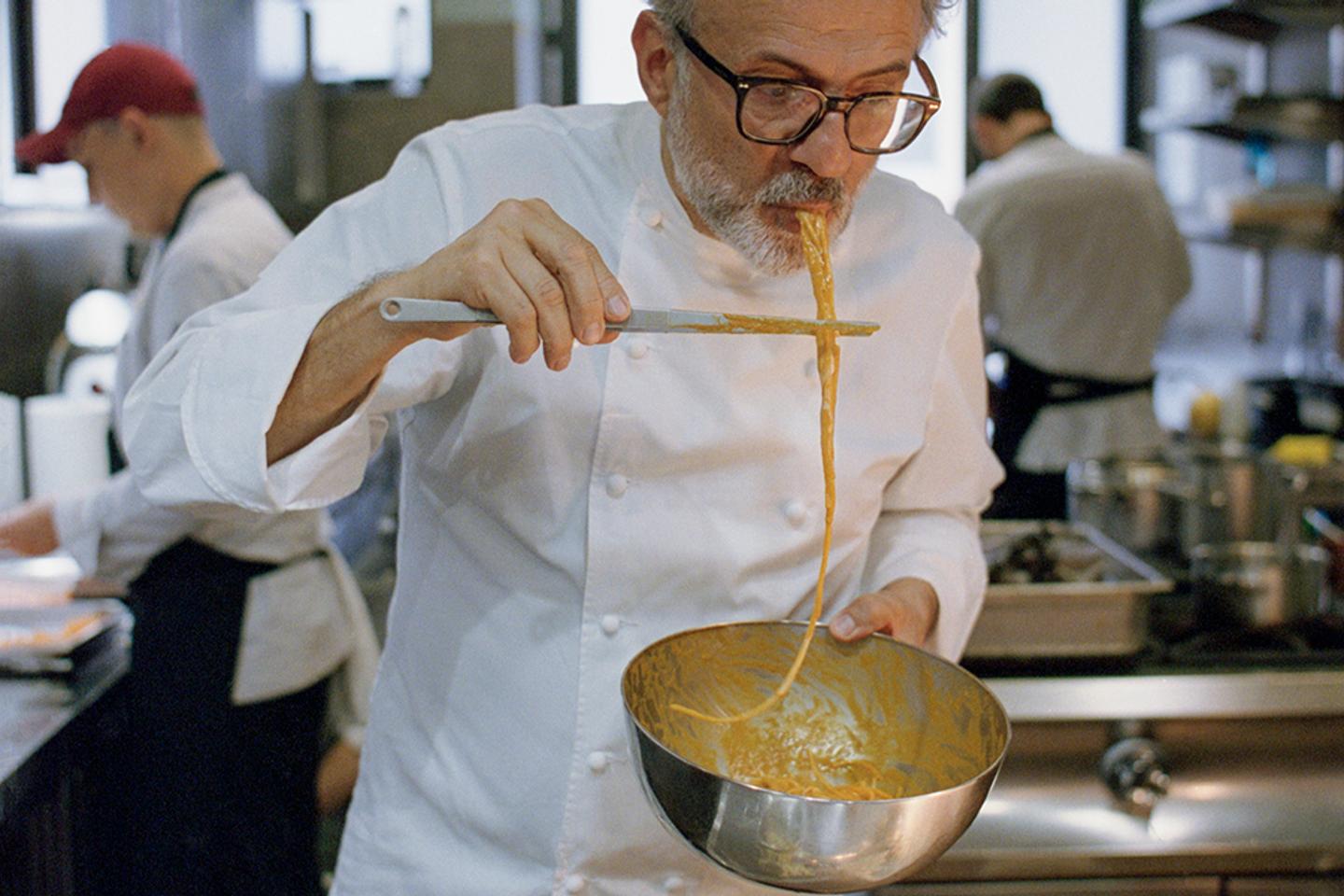 Le chef italien et triplement étoilé Massimo Bottura, un conteur au piano