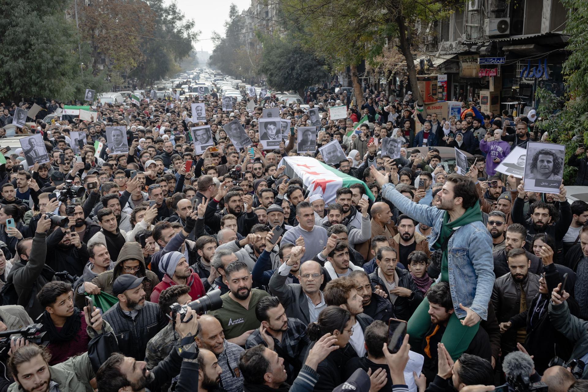 Syrie : à Damas, les poignantes obsèques de l’opposant Mazen Al-Hamada