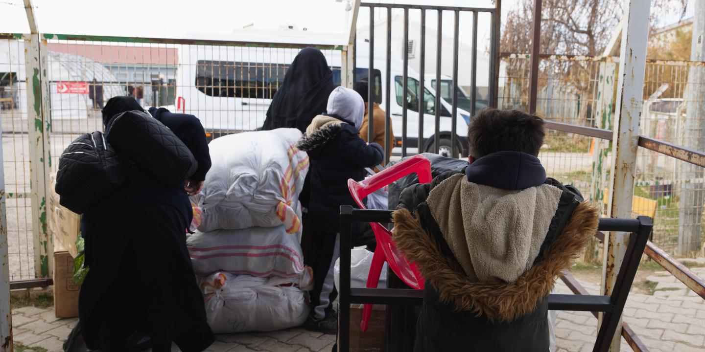 On the Turkish border, Syrian refugees take their first steps back to ...