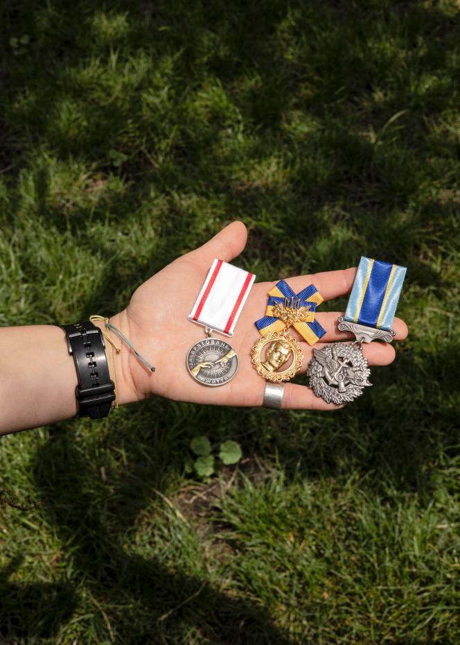 La poétesse et caporale ukrainienne Yaryna Chornohuz, entre les mots et ...
