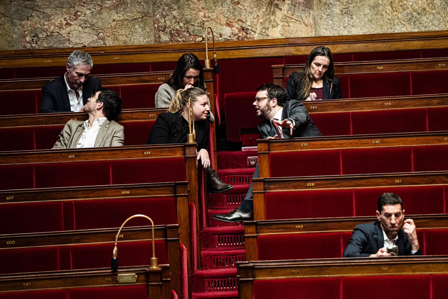 Nouveau Front populaire : après l’échec de la censure, les tensions entre le PS et LFI montent d ...