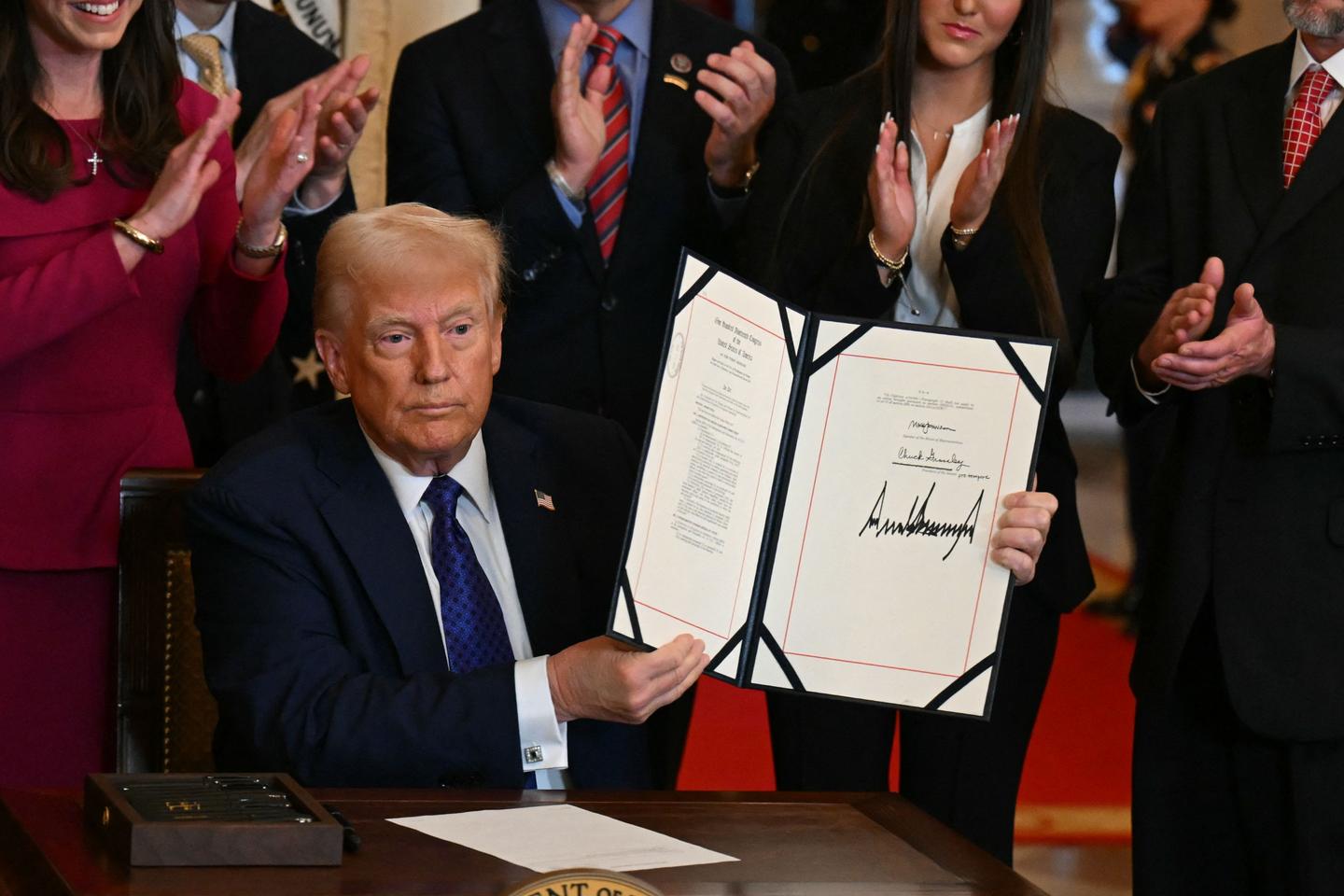 Donald Trump promulgue une loi prévoyant la détention automatique d ...