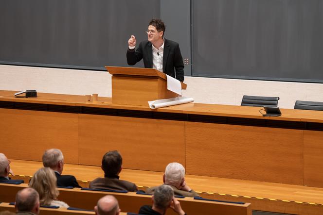 Au Collège de France, le metteur en scène Wajdi Mouawad fait couler le ...