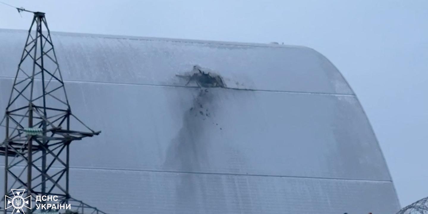 L’arche de la centrale nucléaire de Tchernobyl touchée par un drone, l ...