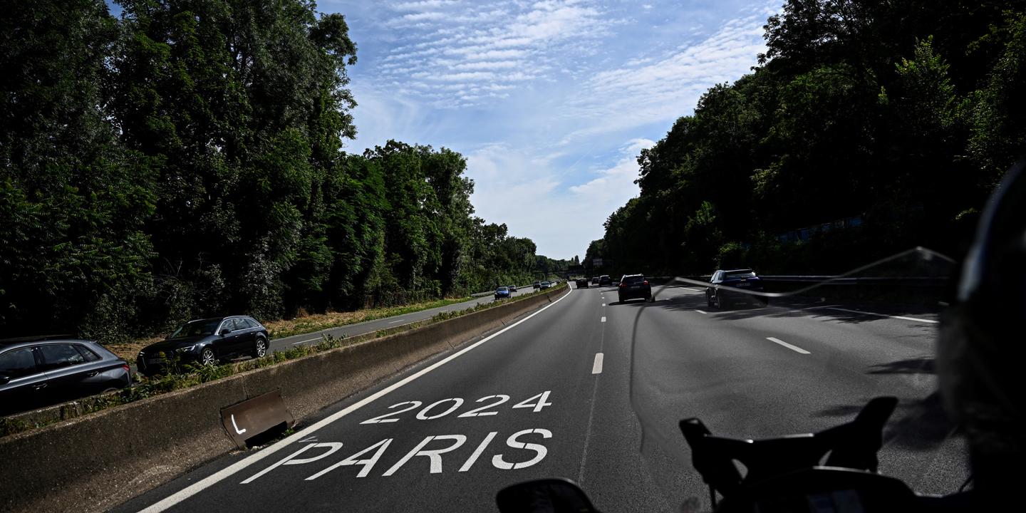 Paris ring road's car-sharing lane becomes active