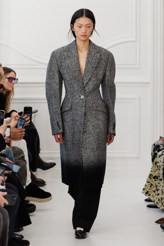 A la fashion week de Paris, les débuts séduisants de Sarah Burton chez ...