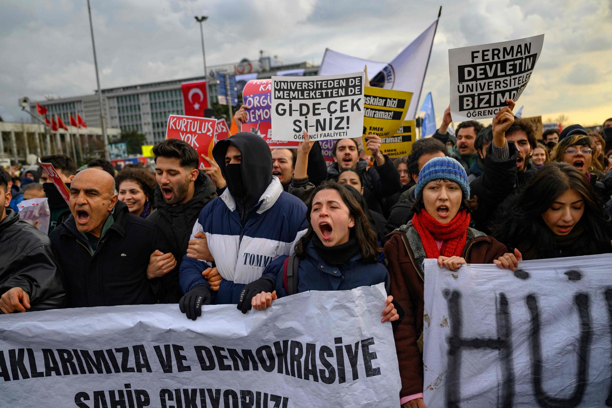 Turquie : des milliers de manifestants soutiennent le maire d’Istanbul, Ekrem Imamoglu, après ...