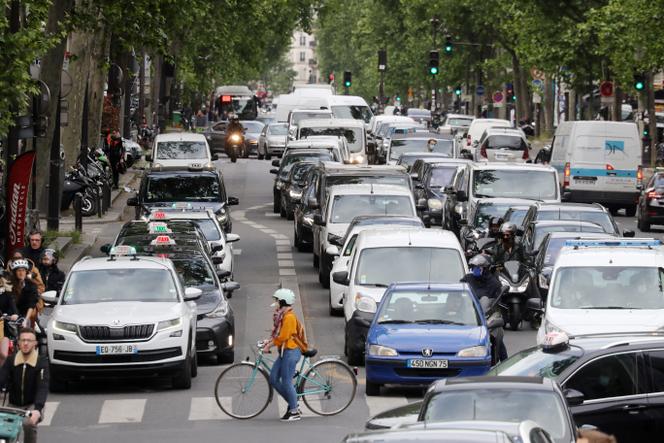 Paris has a restrictive car traffic policy, but it doesn't really ...