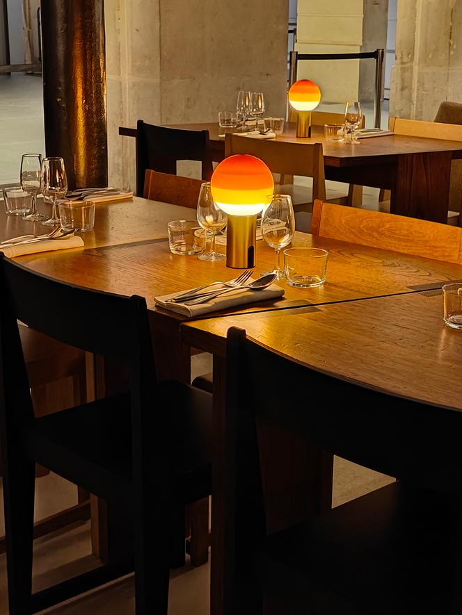 Au café-restaurant Pluto, à Paris, une constellation étonnante de ...