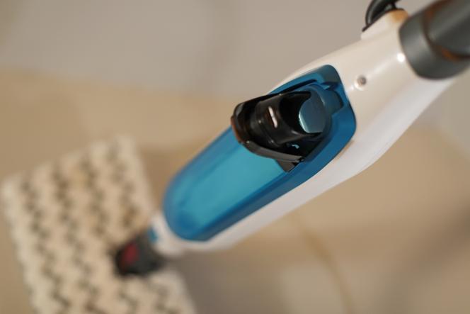 Grâce à sa large ouverture, le réservoir du Shark S6001EU est facile à remplir. Dommage qu’il soit fixe, ce qui en revanche ne facilite pas sa vidange.