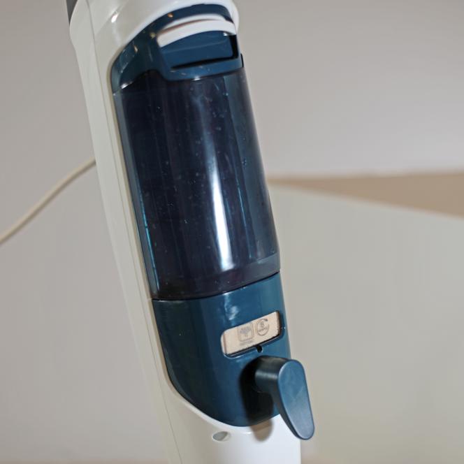 Le Rowenta RY6597WH Steam Power All Floors est pourvu d’un généreux réservoir (0,6 L) et d’une cartouche anti-calcaire.