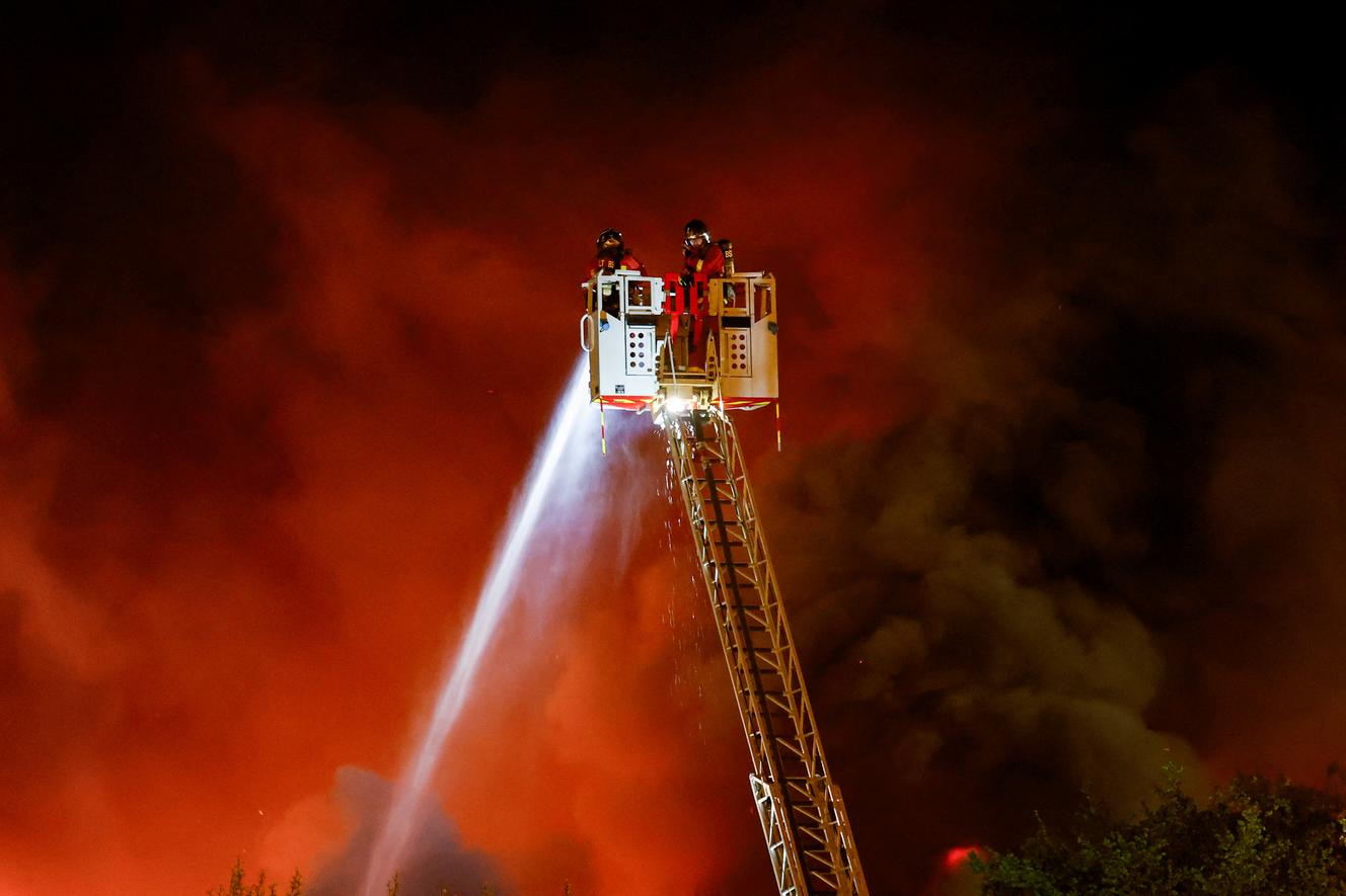 In Paris, 200 firefighters battle major fire