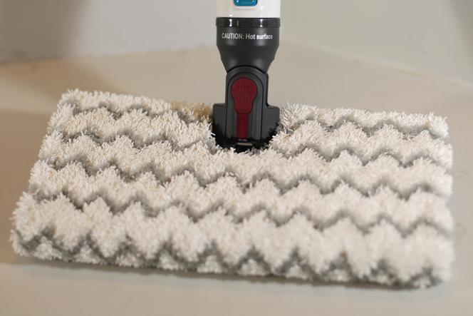 Le système d’accroche des lingettes est malin : quand une face commence à être sale, on peut retourner la lingette pour utiliser l’autre face.  