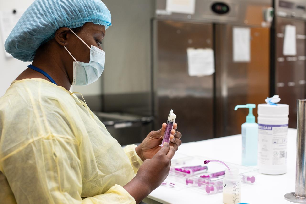 A l’hôpital Necker, dans la fabrique du « lait de femme » pour sauver ...