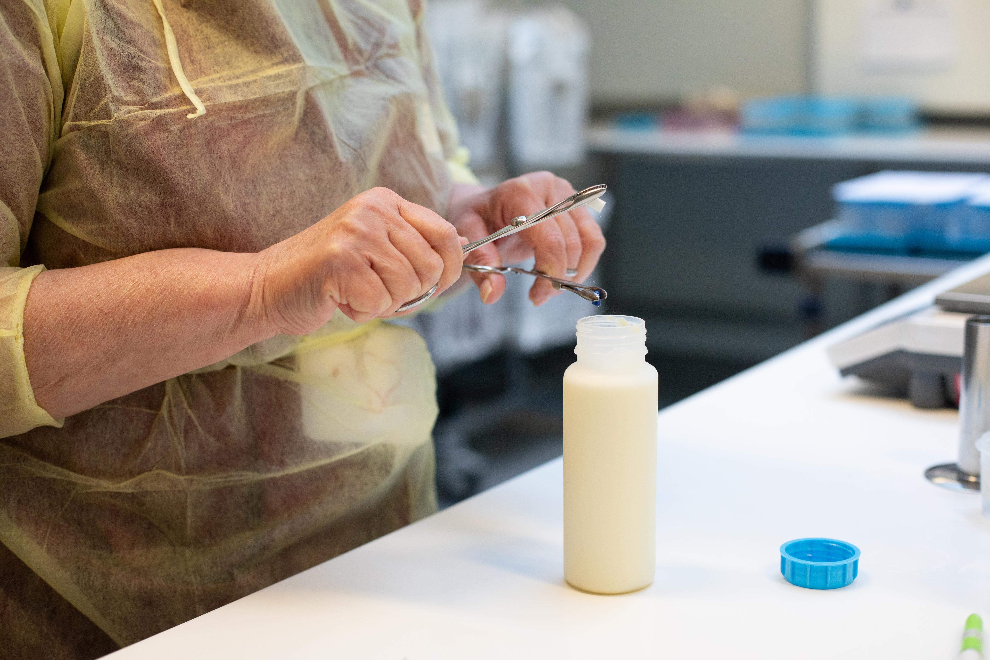 A l’hôpital Necker, dans la fabrique du « lait de femme » pour sauver ...
