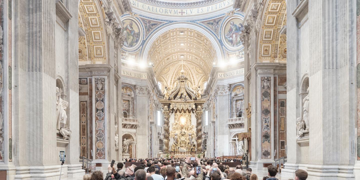 A Rome, près de 61 000 fidèles se recueillent devant le cercueil du ...