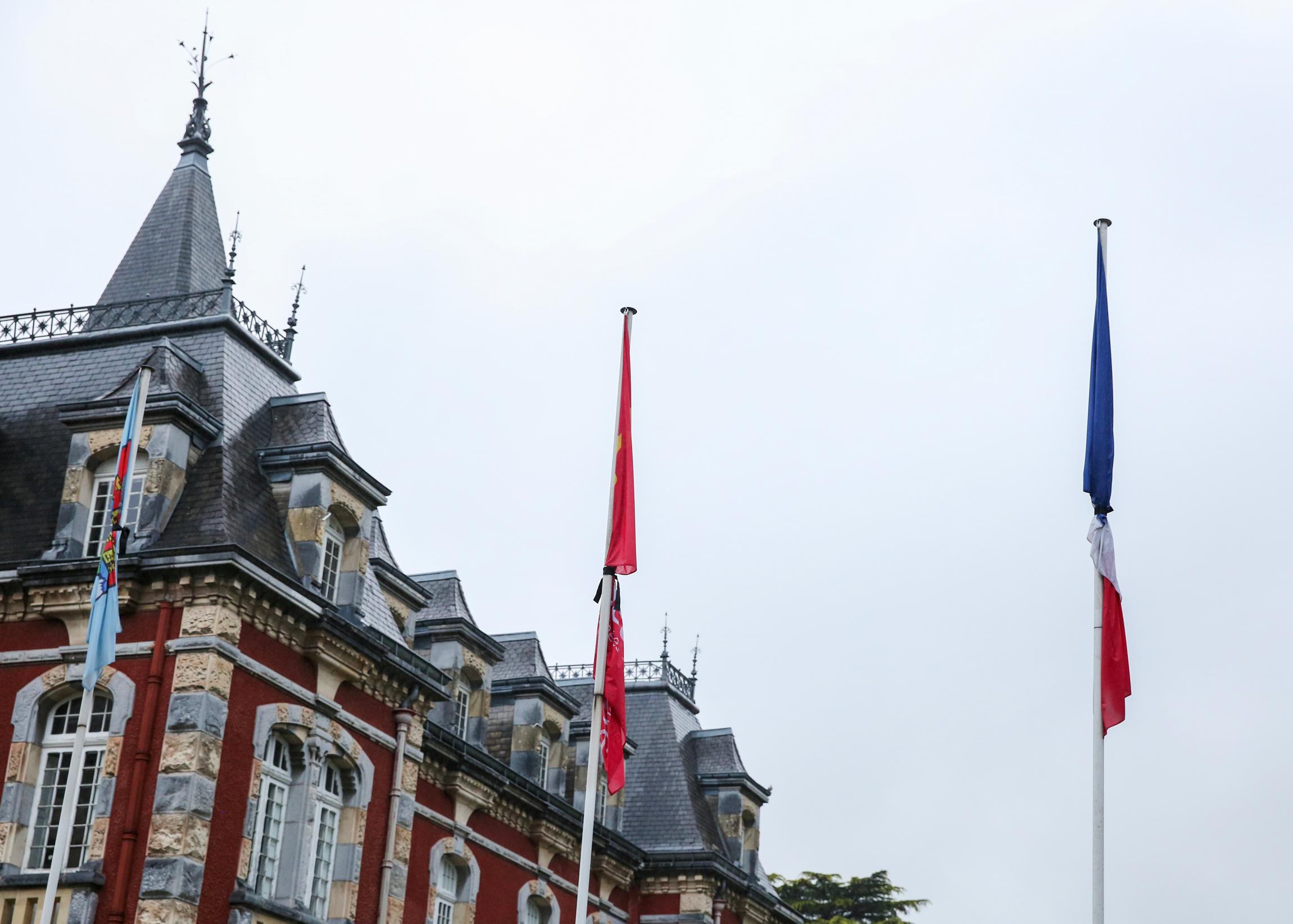 La mise en berne des drapeaux en France pour le pape François relance ...