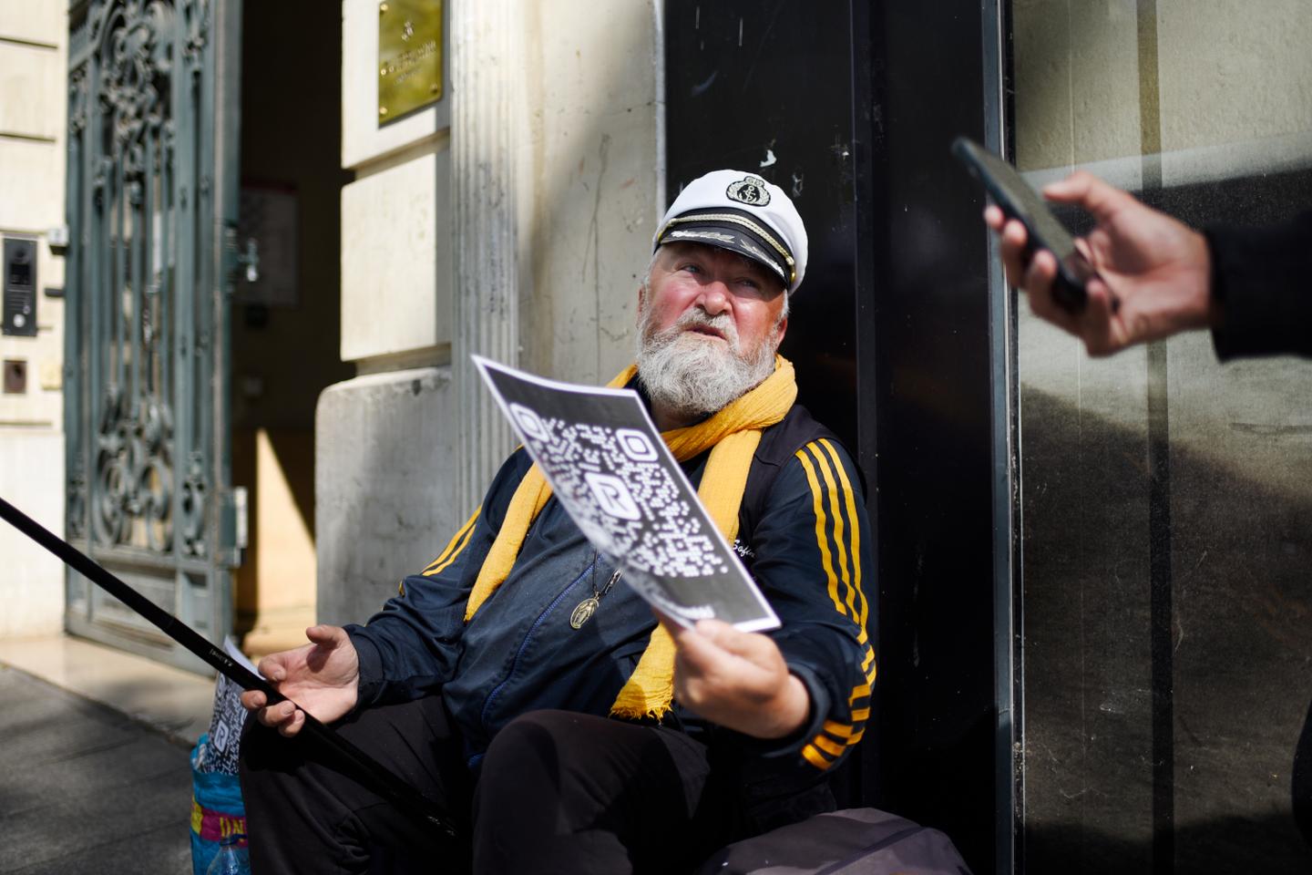 Marian, le sans-abri des Champs-Elysées : « Les gens n’ont plus d’espèces, alors on cherche des ...